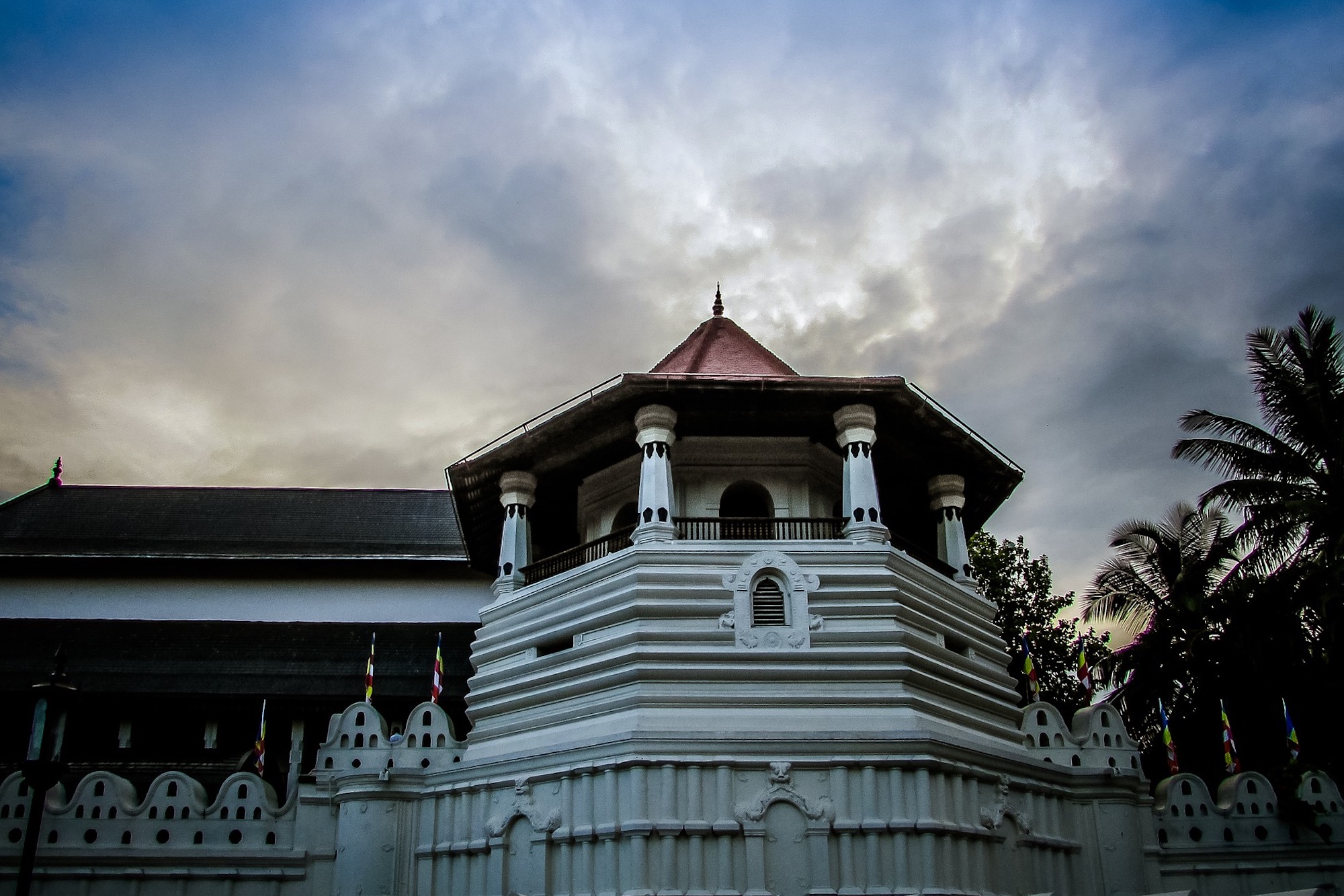 Exploring Kandy: Temple of the Tooth | Ministry of Villas